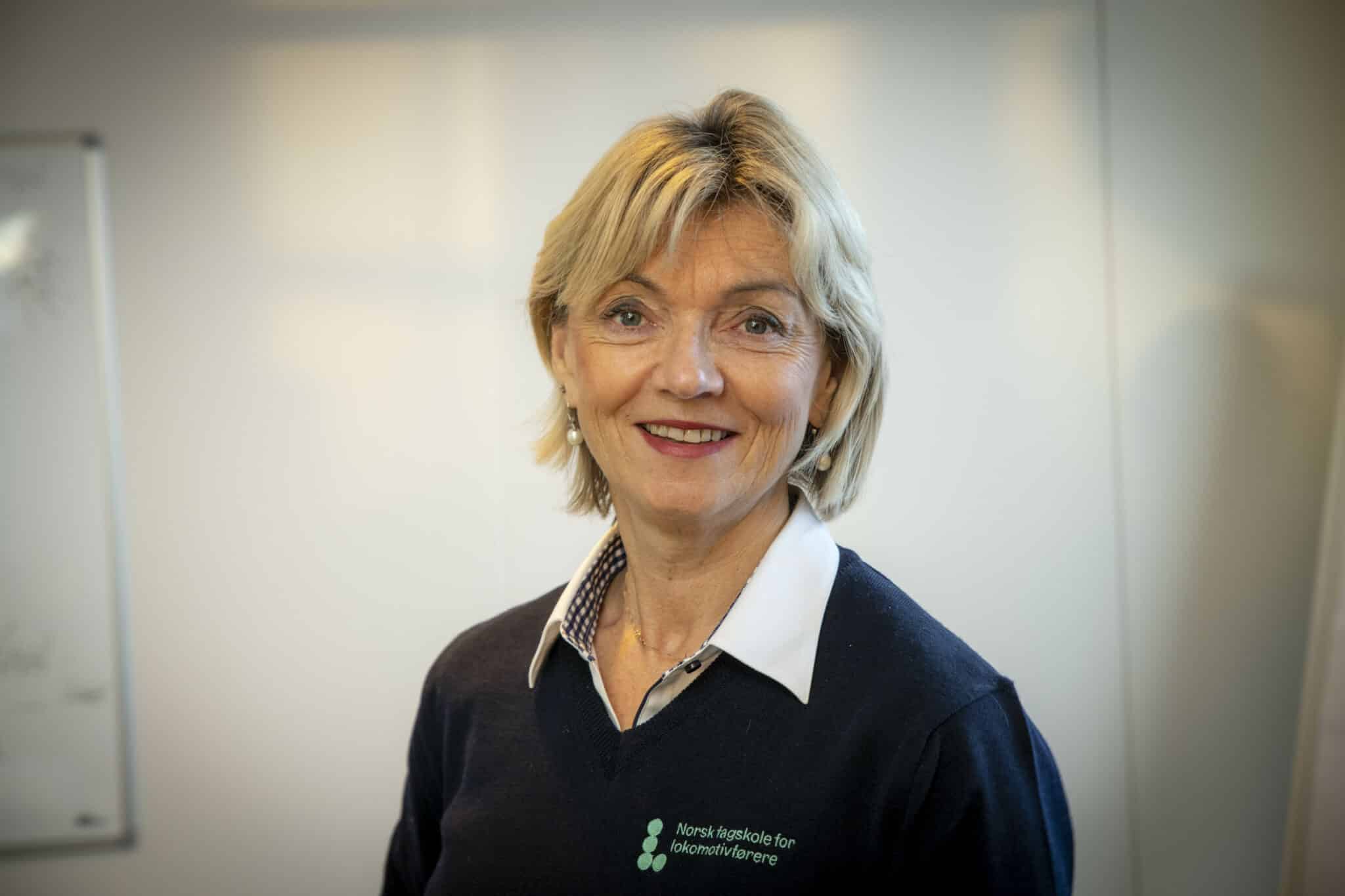 Et lokomotiv forlater stasjonen - Lokførerskolen